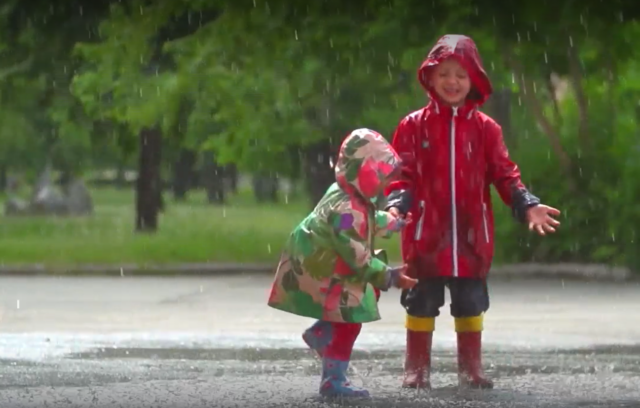 IT Kids playing in rain – Kiwanis Europe